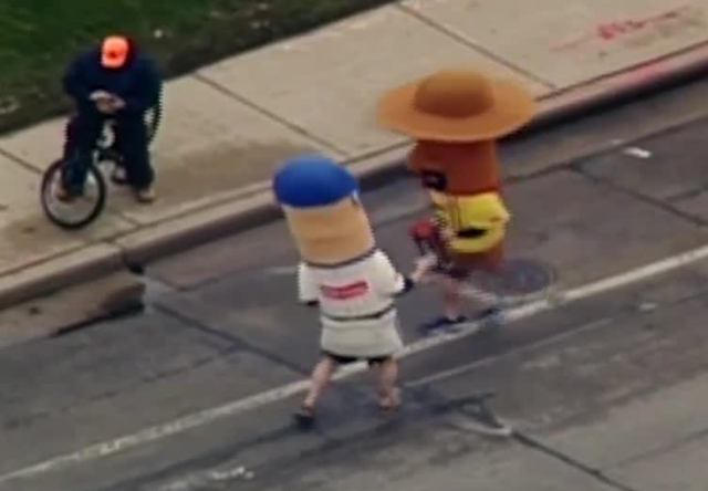 Klement's Racing Sausages deliver the 'first brat' to Miller Park in ...