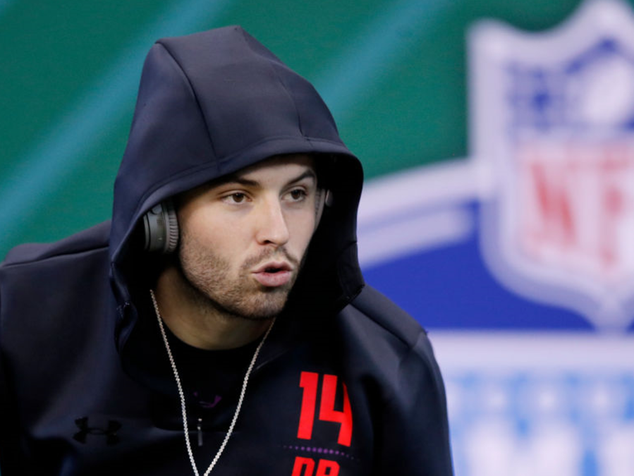 Baker Mayfield recreates classic Brett Favre draft photo - TMJ4 ...